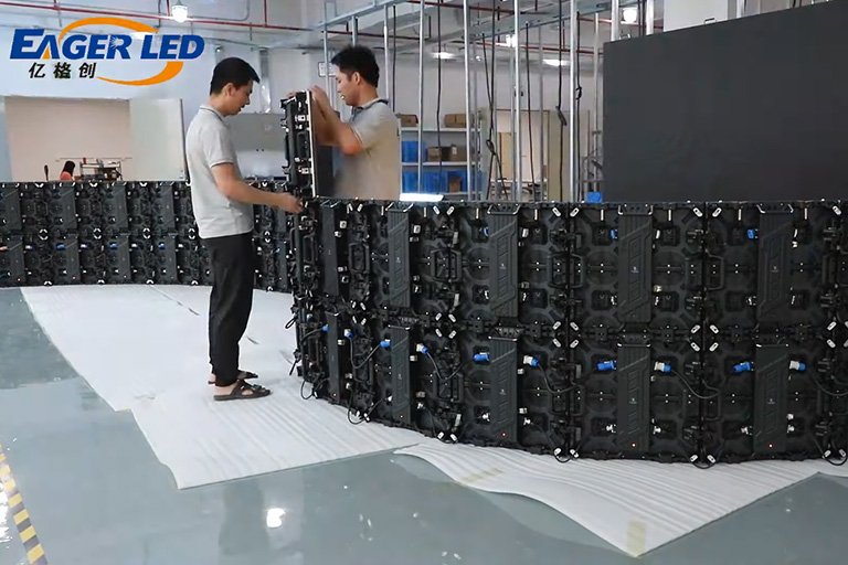 EA500C3 LEDディスプレイの内側と外側のアークの取り付けプロセス